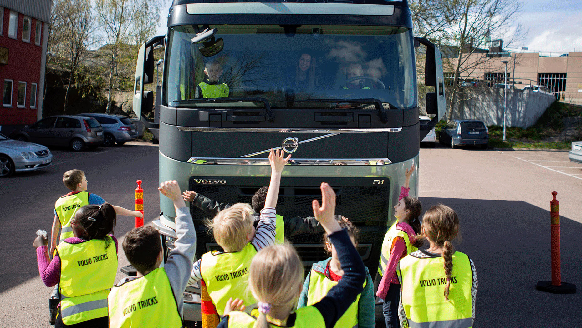 Wat is Stop Look Wave? | Volvo Trucks