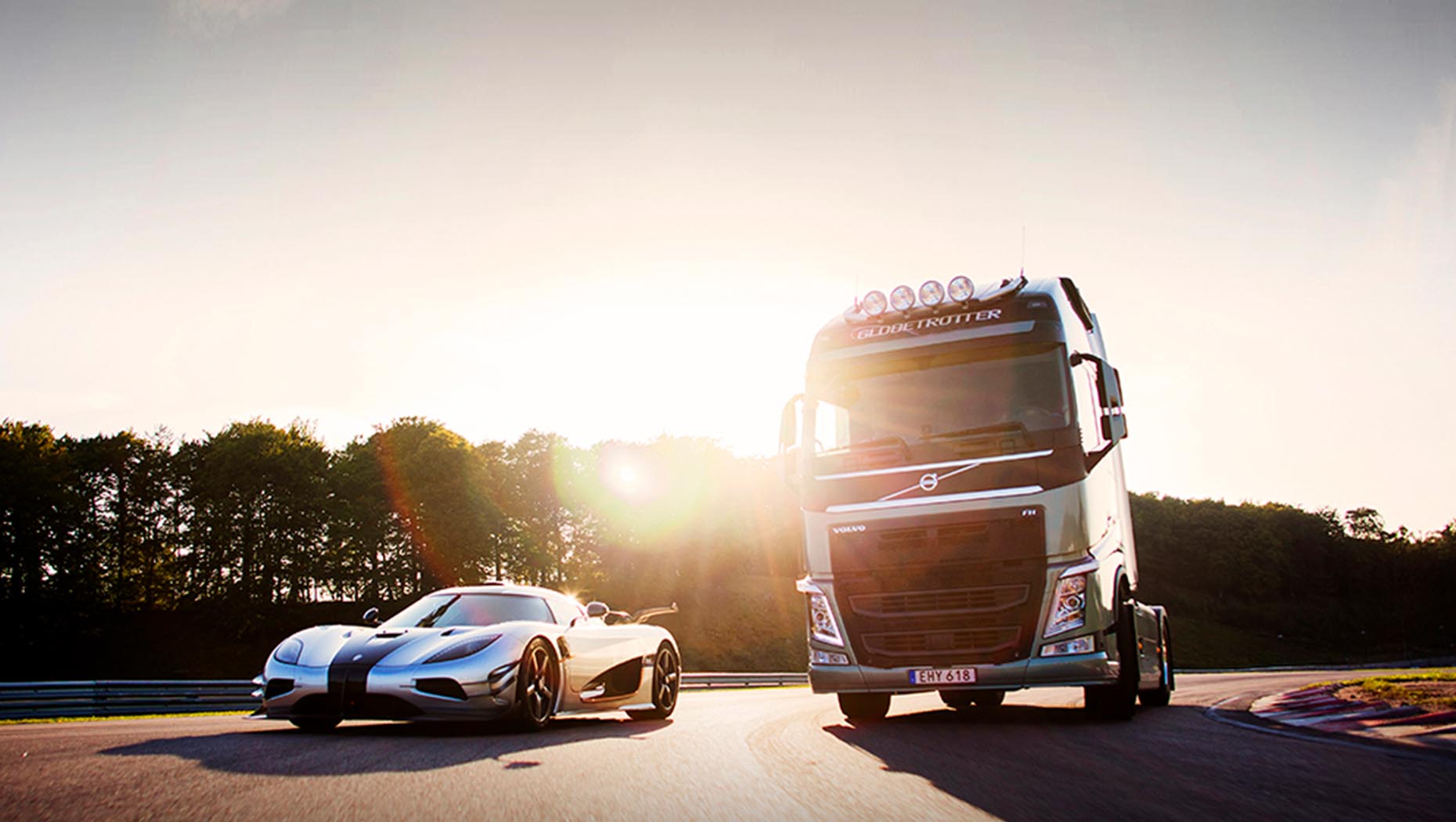 Volvo FH racet tegen een Koenigsegg One:1 - een van de snelste ...