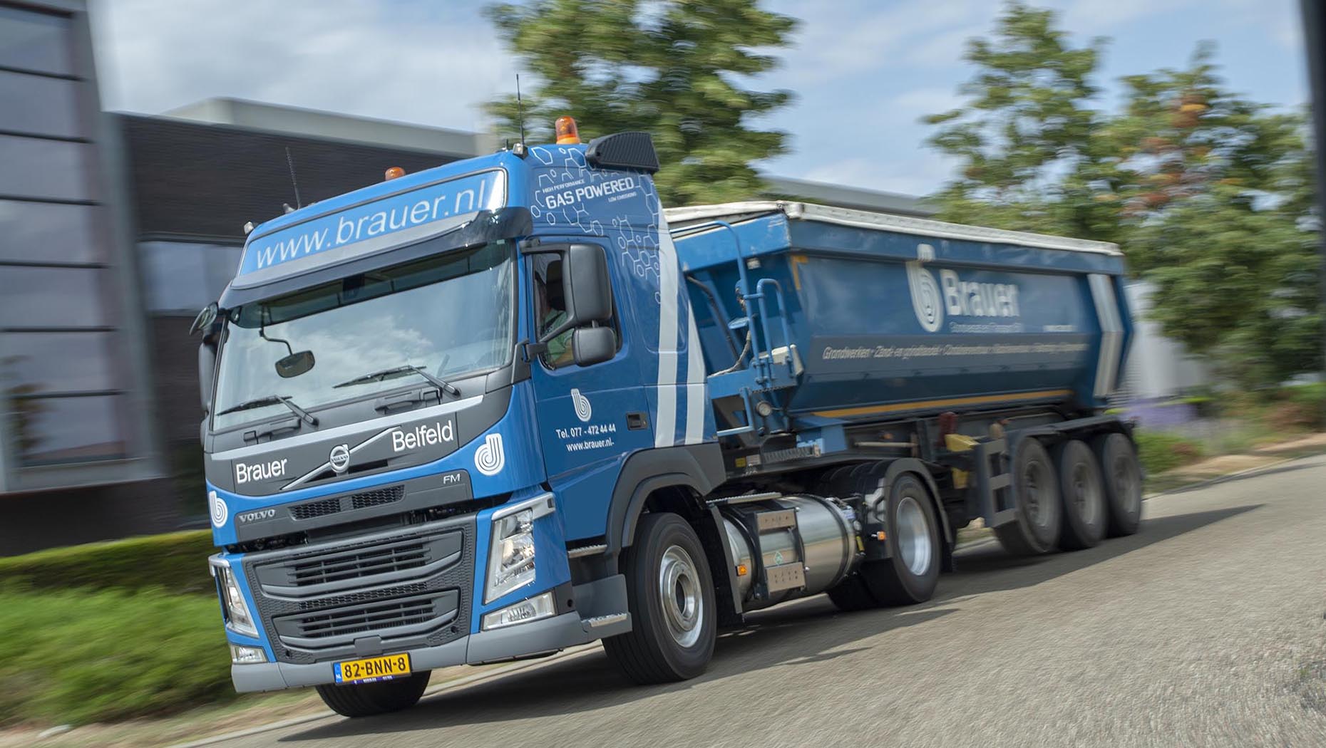 Drie Volvo FM LNG-trekkers voor Brauer Grondverzet en Transport | Volvo Trucks